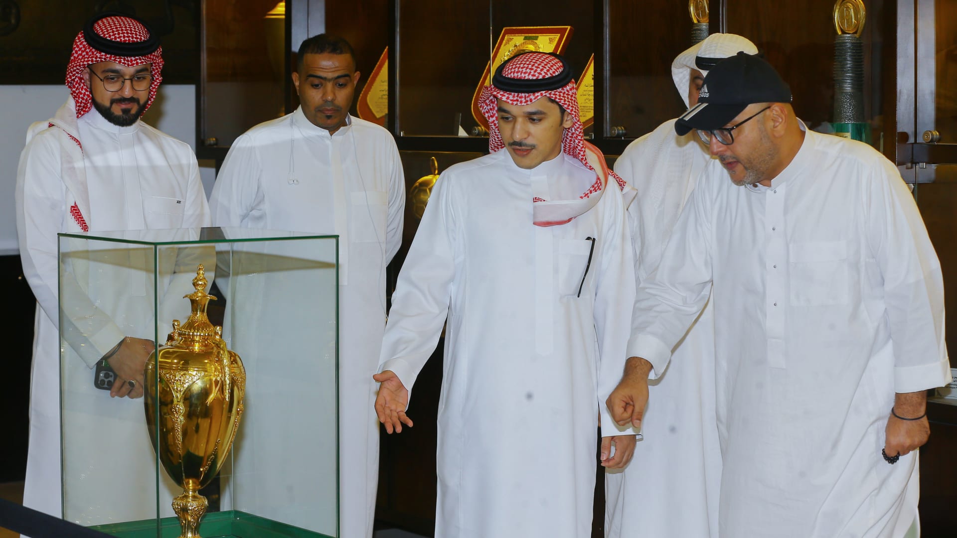Saudi Handball Federation President visits Al Ahli Club | Al-Ahli FC | News